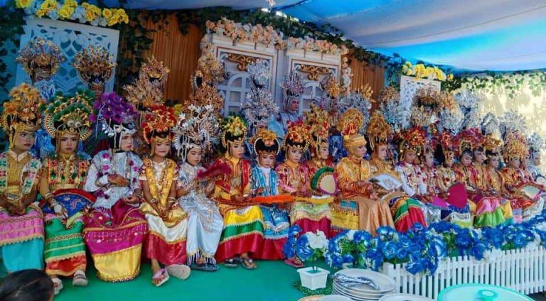 Melihat Upacara Adat Posuo untuk Gadis Suku Buton yang Beranjak Dewasa ...